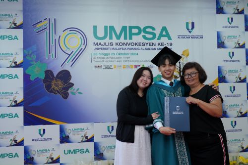 Choong Wai Kit anak tukang jahit terima Anugerah Pelajaran Diraja ...